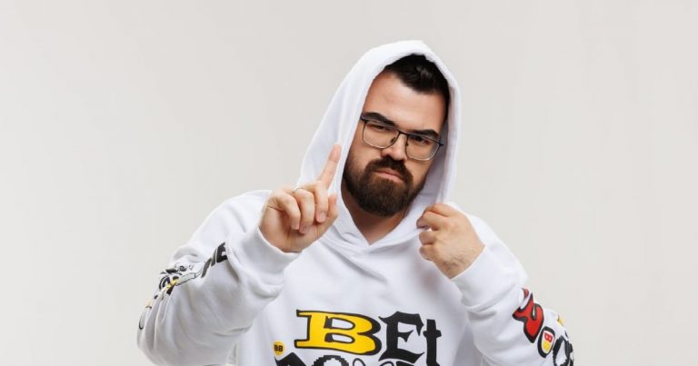 TpaBoMaH: биография стримера, стримы на твиче, телеграмм, фото